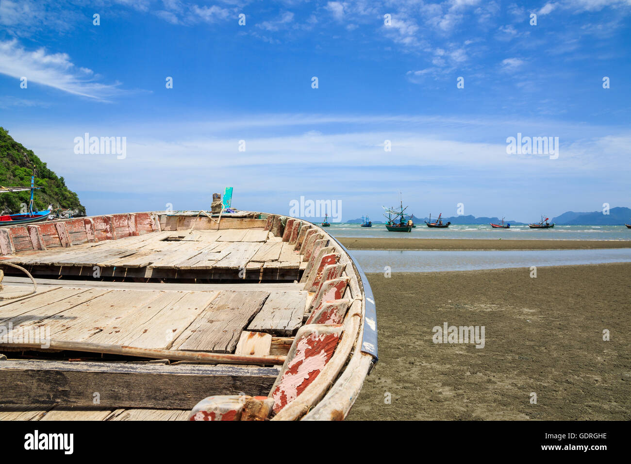 A boat landed on the beach in the east of Thailand sea Stock Photo - Alamy