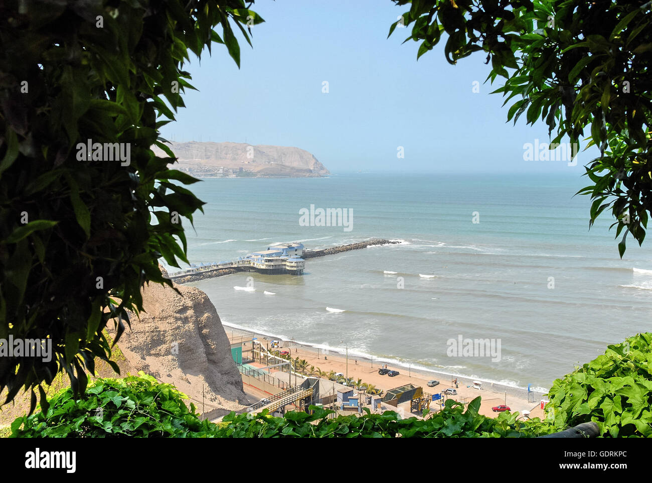 View of the Pacific coastline of Miraflores, Lima, Peru Stock Photo - Alamy