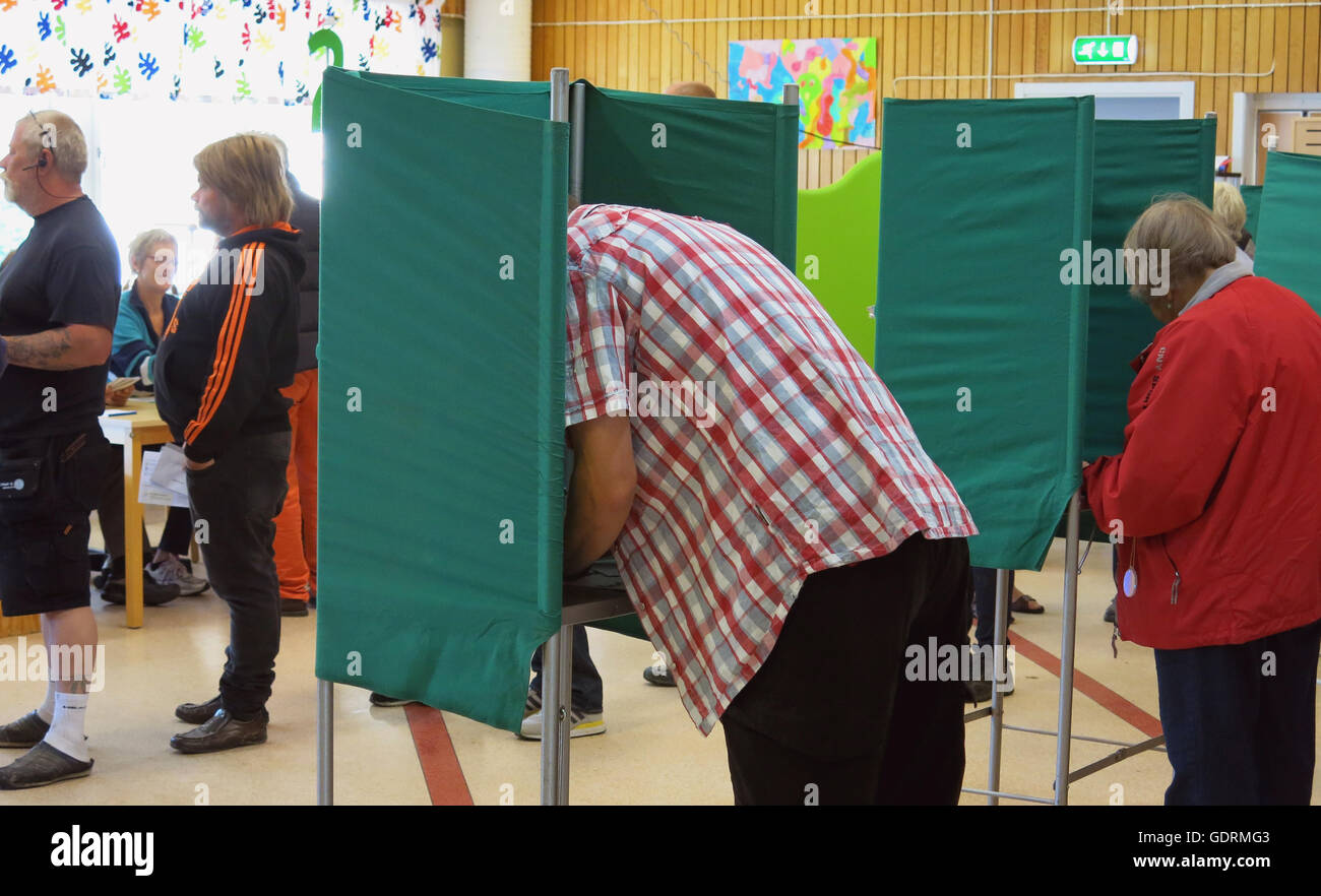 Election booths hi-res stock photography and images - Alamy