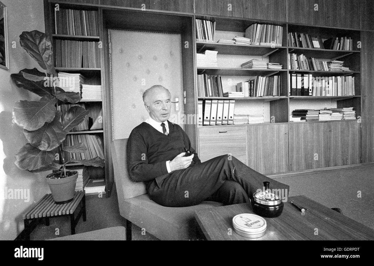 Prof. Dr. Ewald Fuenfer in his office at IPP in Garching, 1975 Stock ...