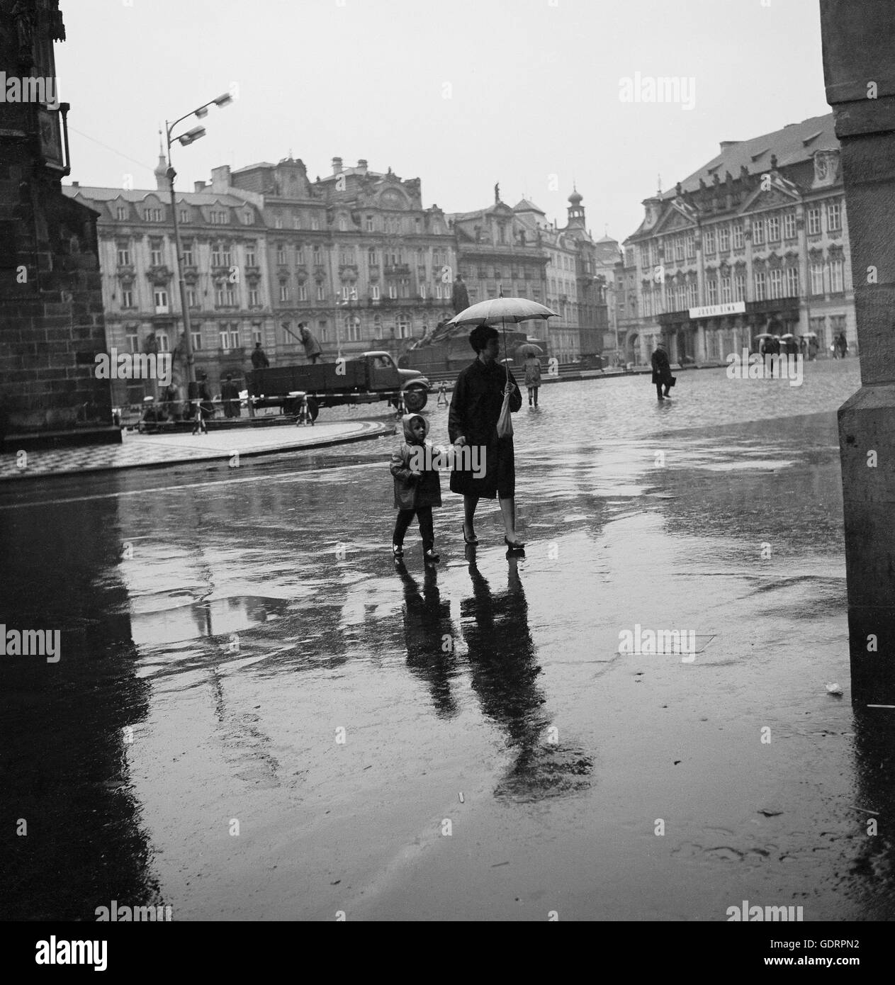 Rain 1960s hi-res stock photography and images - Alamy