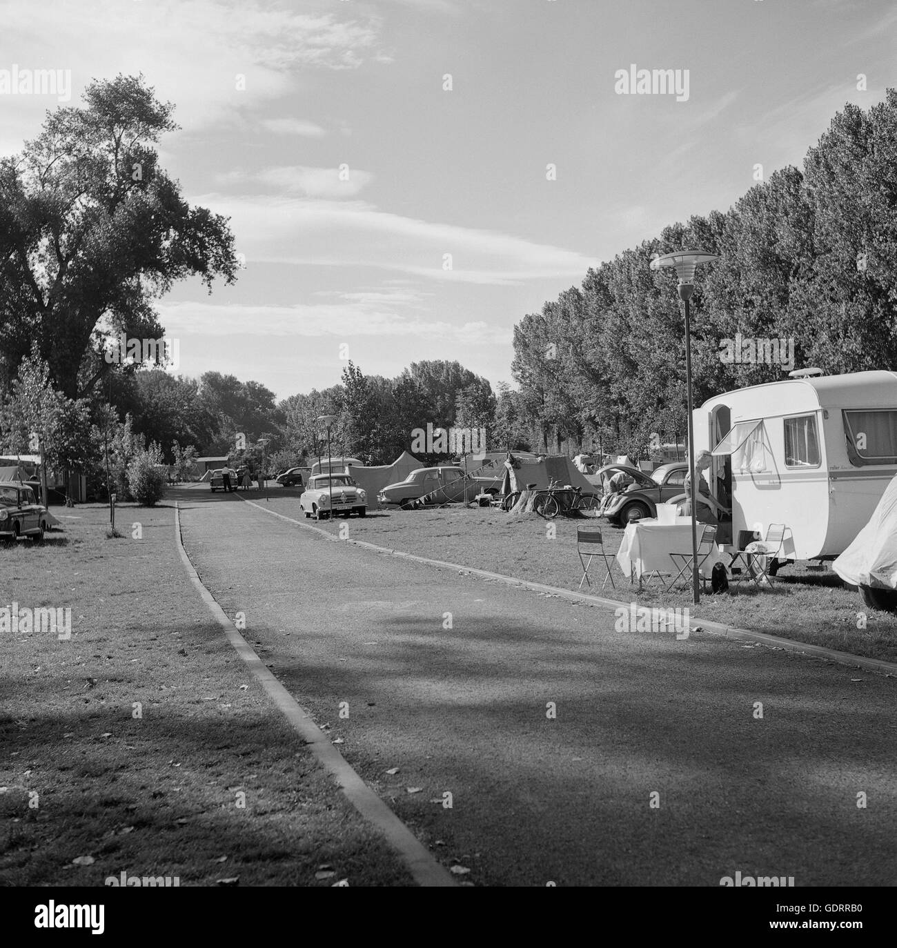 Caravan holiday 1950s hi-res stock photography and images - Alamy