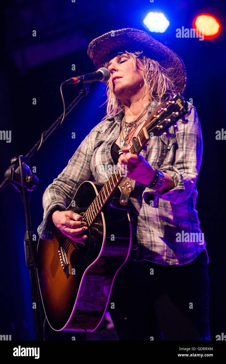 Lucinda williams concert hi-res stock photography and images - Alamy