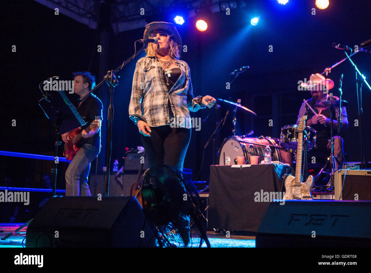 Lucinda williams live concert hi-res stock photography and images - Alamy