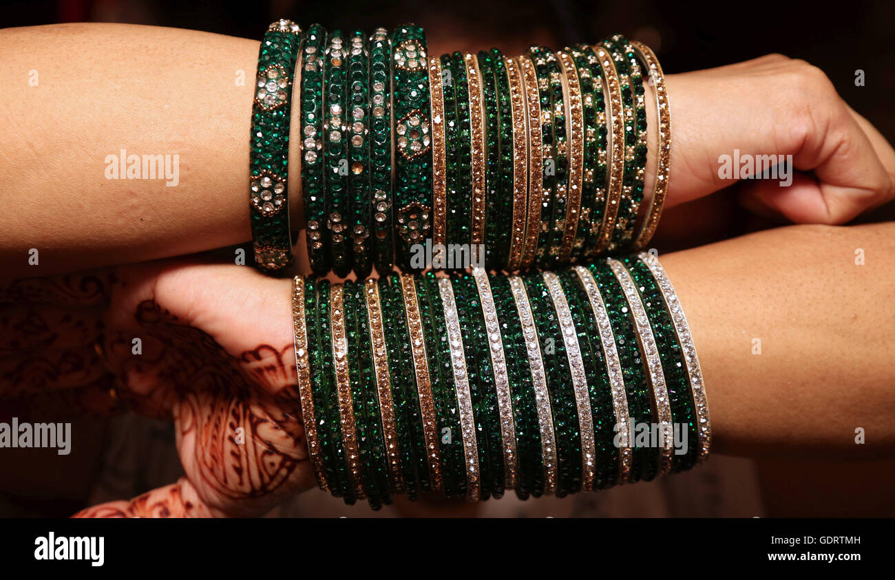 (160720) -- KATHMANDU, July 20, 2016 (Xinhua) -- A Nepalese woman shows ...