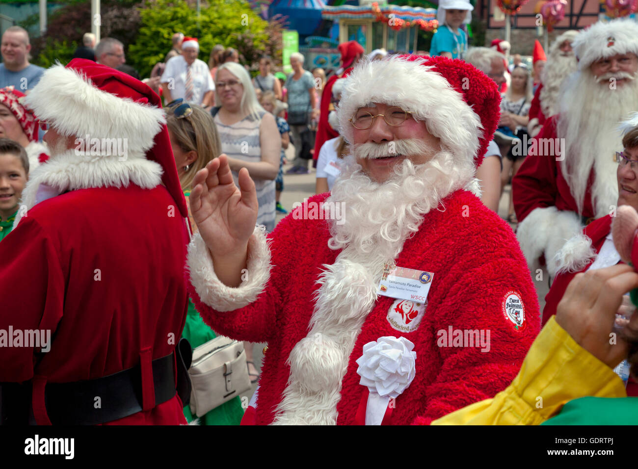 Klampenborg, Denmark. 20th July, 2016. A waving Santa Claus from Japan ...