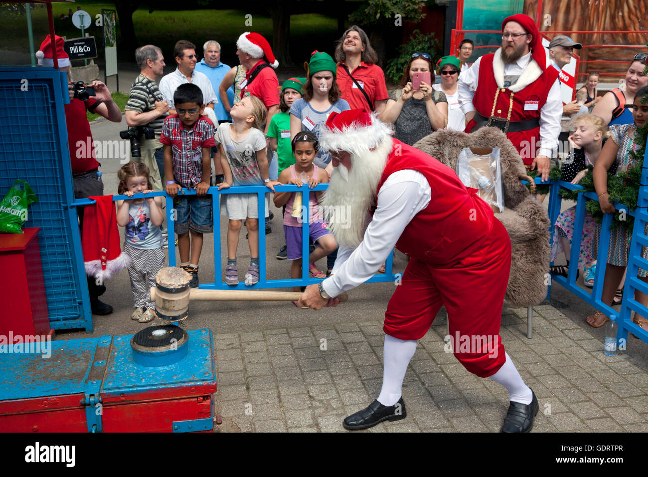 Sledge hammer fairground hi-res stock photography and images - Alamy