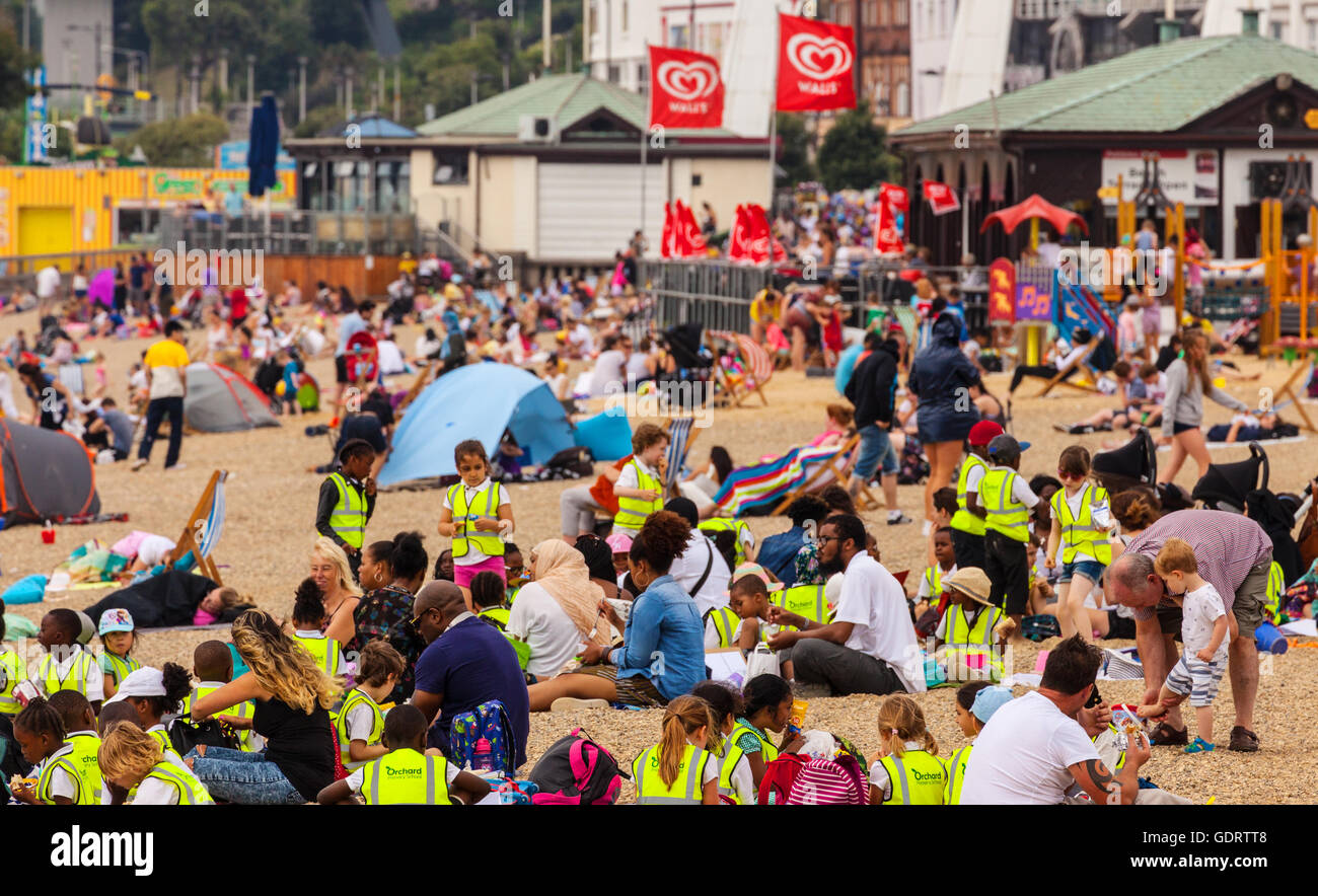 Hot weather southend beach hi-res stock photography and images - Alamy