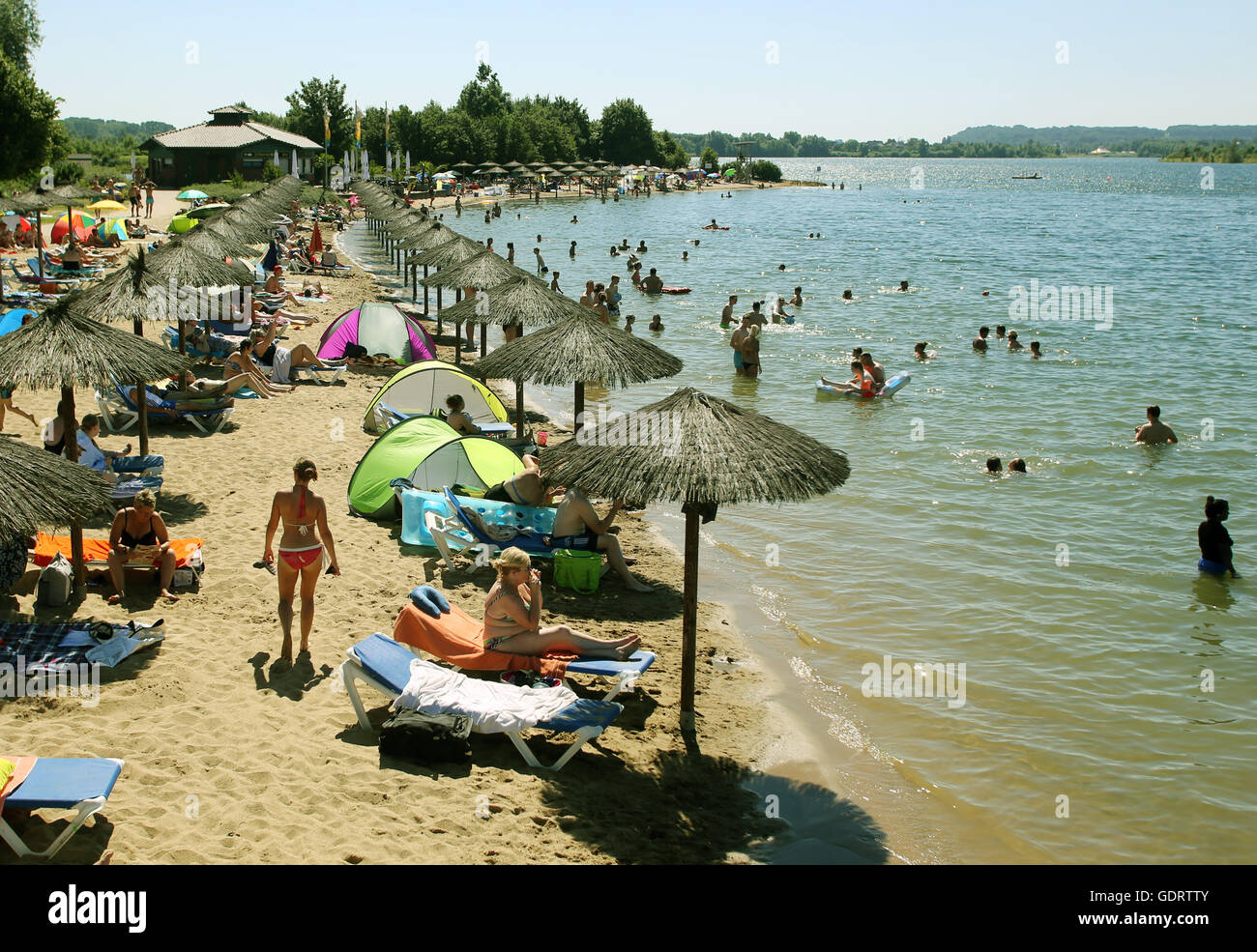 Xanten, Germany. 20th July, 2015. People enjoy a sunny day on the beach ...