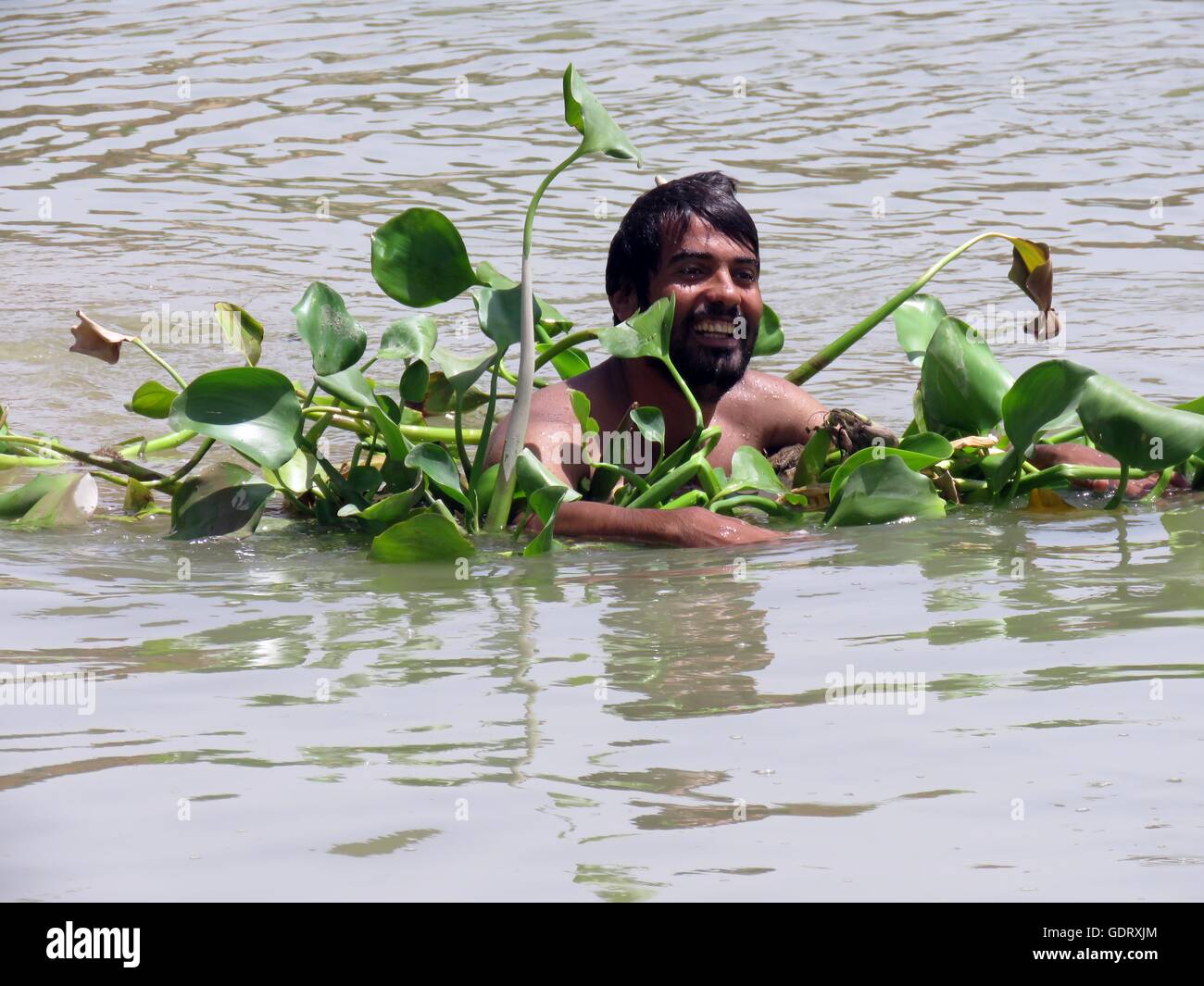 Baghdad, Iraq. 20th July, 2016. A man swims in the Tigris river to cool ...