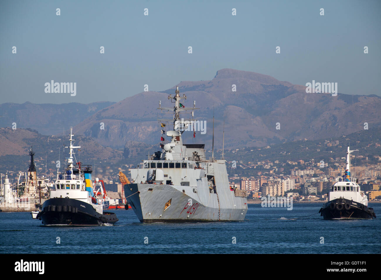 Comandante naval hi-res stock photography and images - Alamy