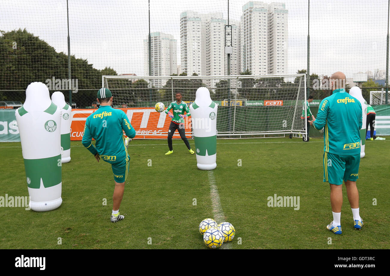 Goalkeeper Anderson of SE Palmeiras, gives a press conference after ...