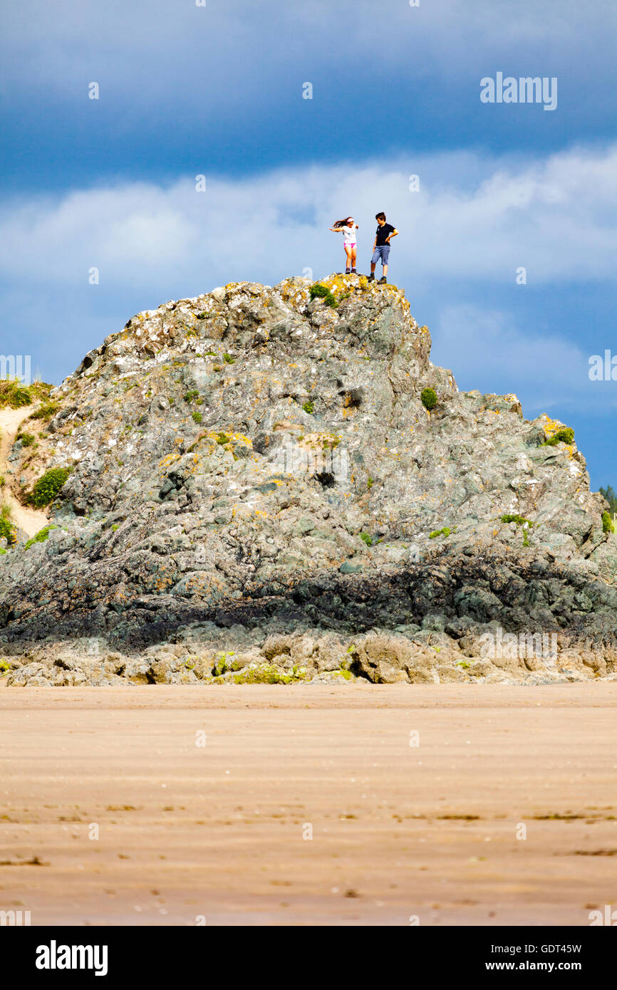School kids playing outdoors uk hi-res stock photography and images - Alamy