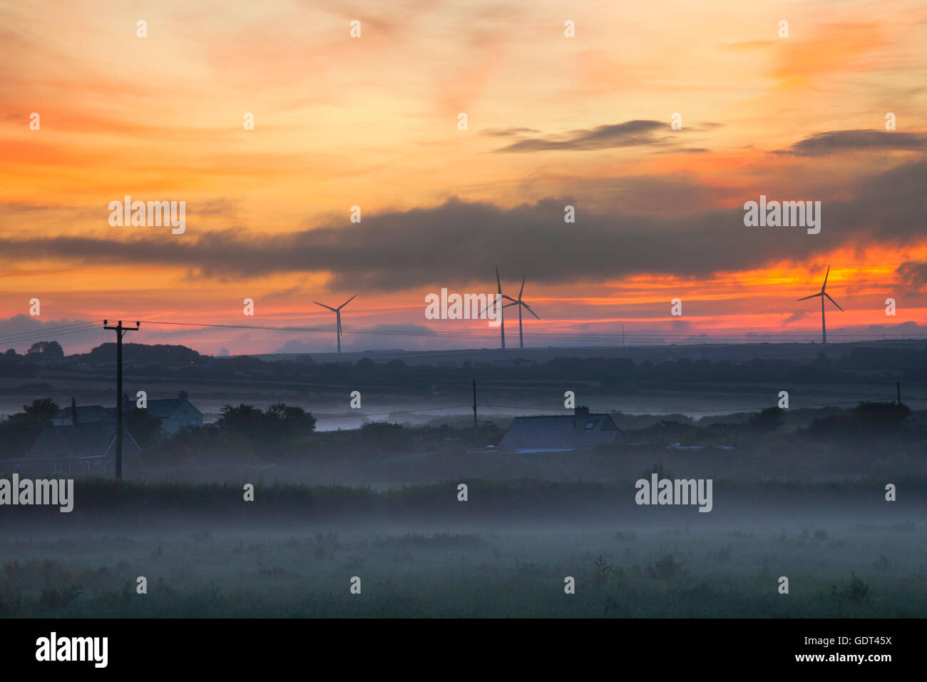 Delabole, Cornwall, UK. 21st July 2016. A misty sunrise over the ...