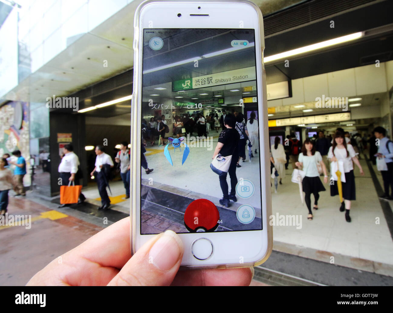 Tokyo, Japan. 22nd July, 2016. Nintendo's Pokemon Go game is played on ...