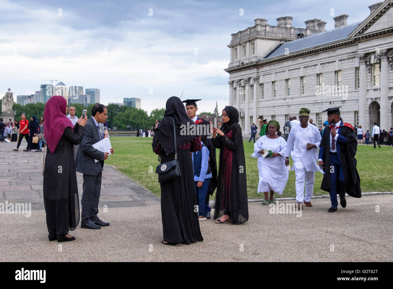 London university students graduation hi-res stock photography and ...