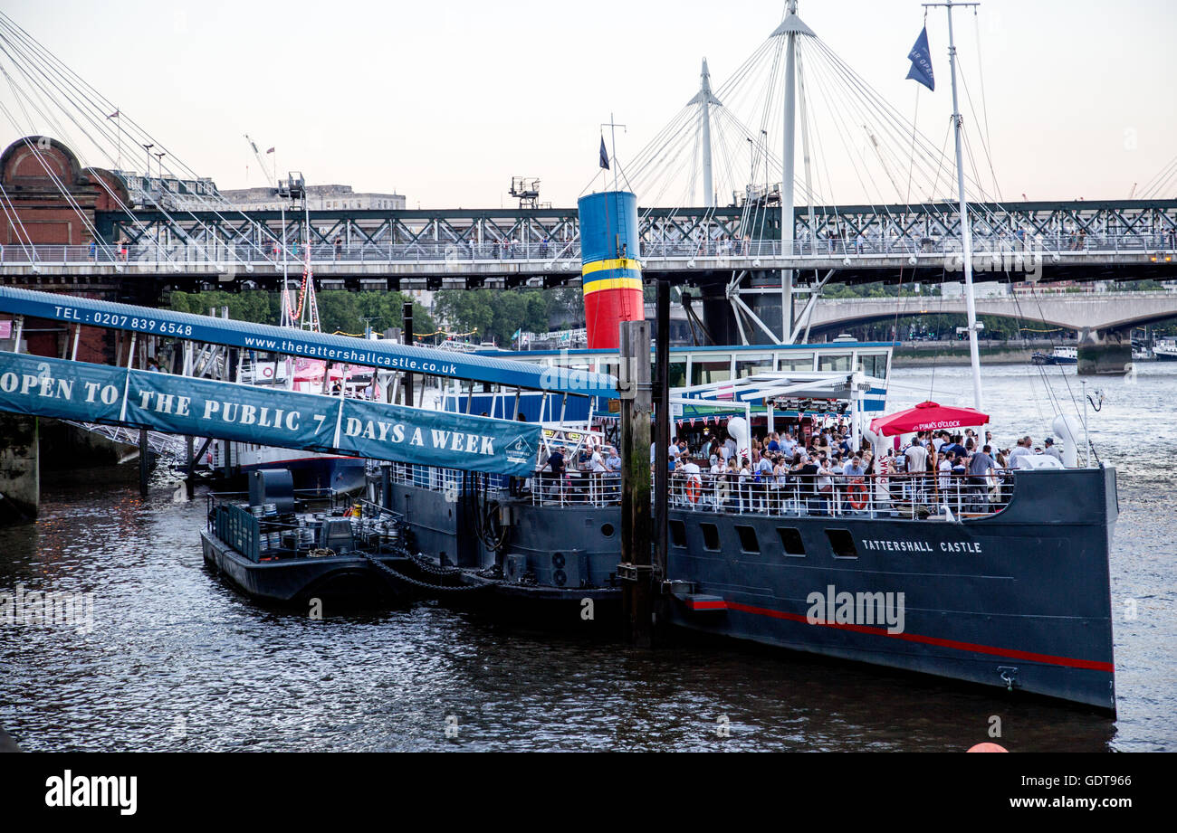 London boat river thames night party hi-res stock photography and ...