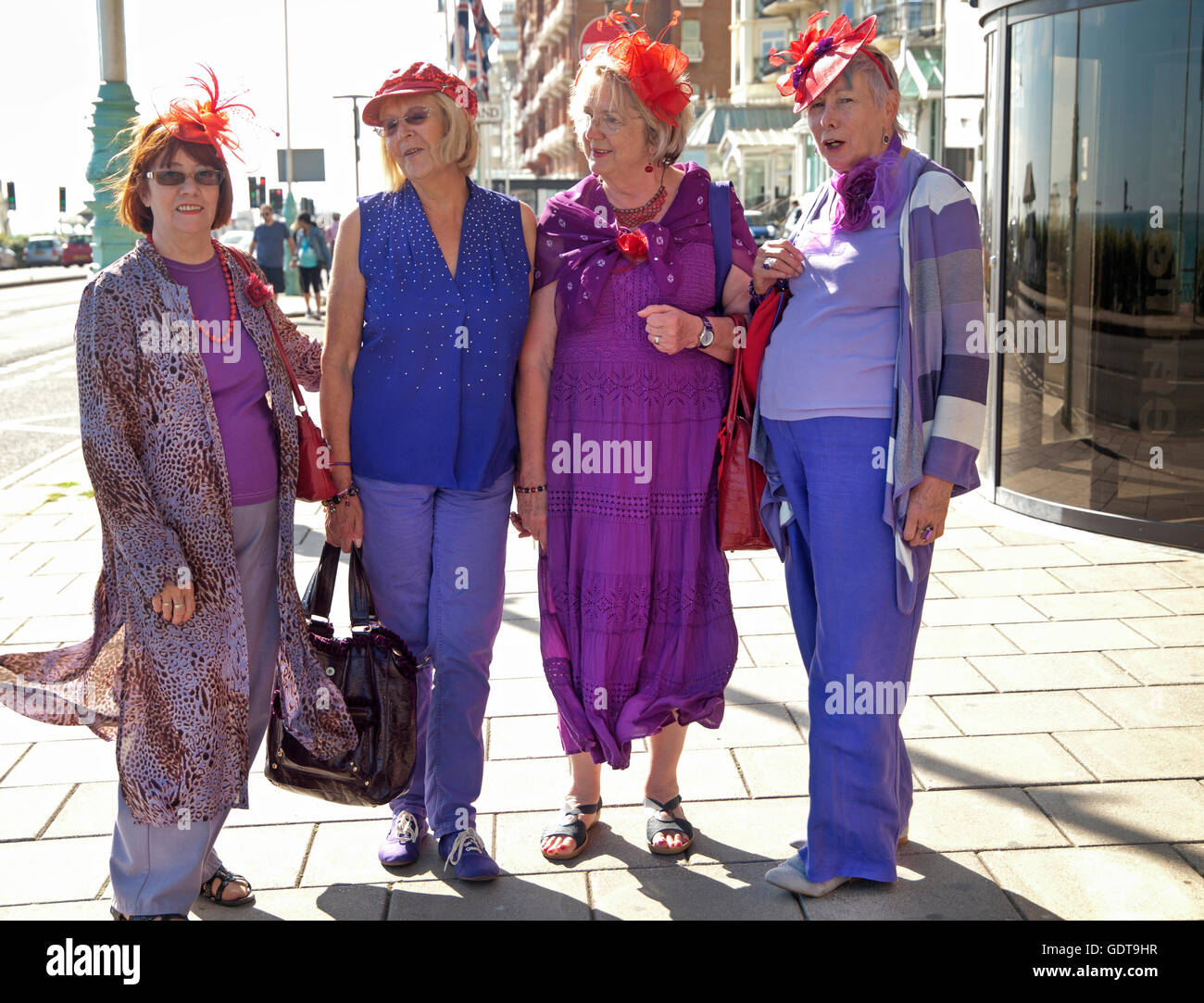 Meet friends street hi-res stock photography and images - Alamy