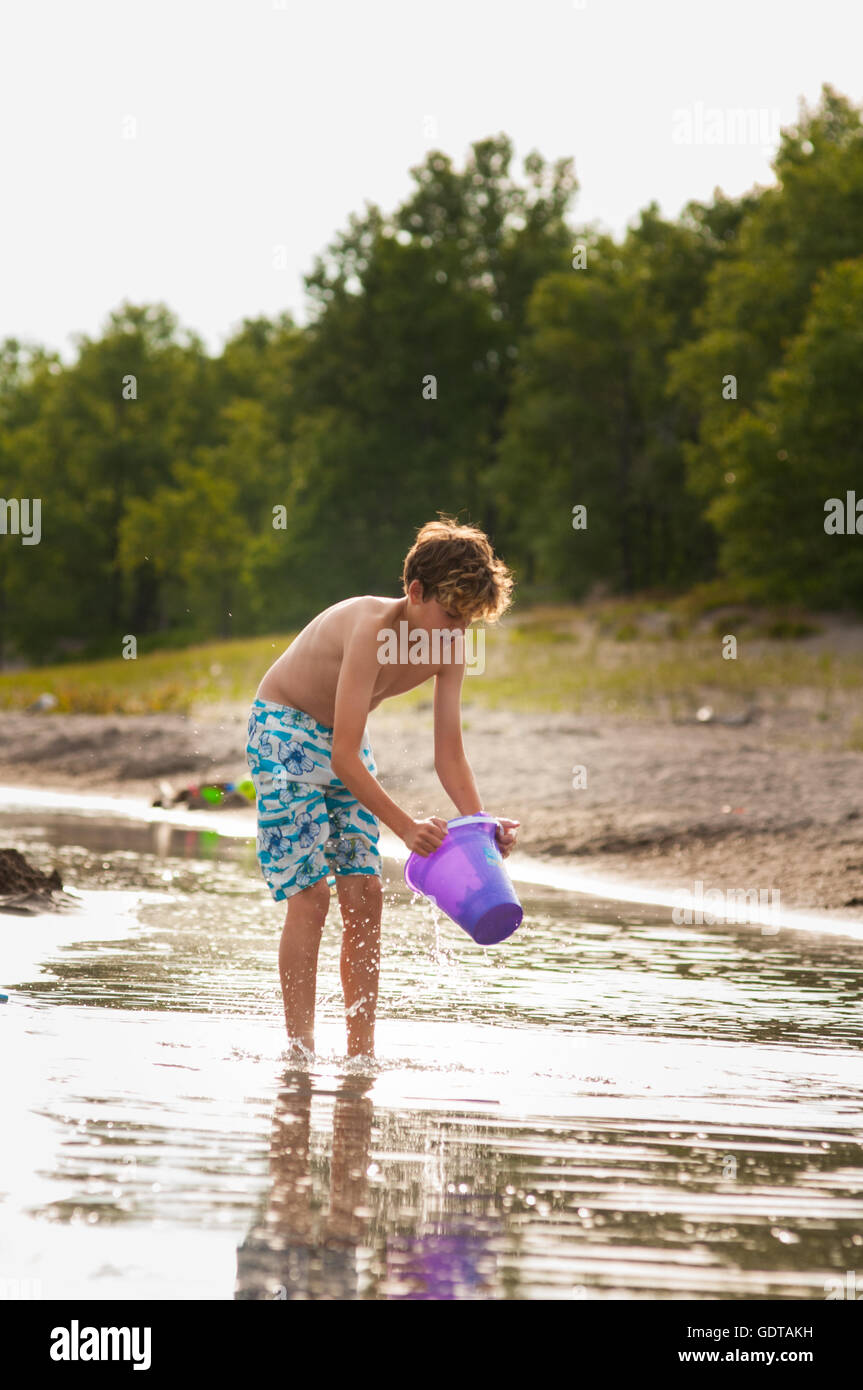 Child playing with bucket of water hi-res stock photography and images ...