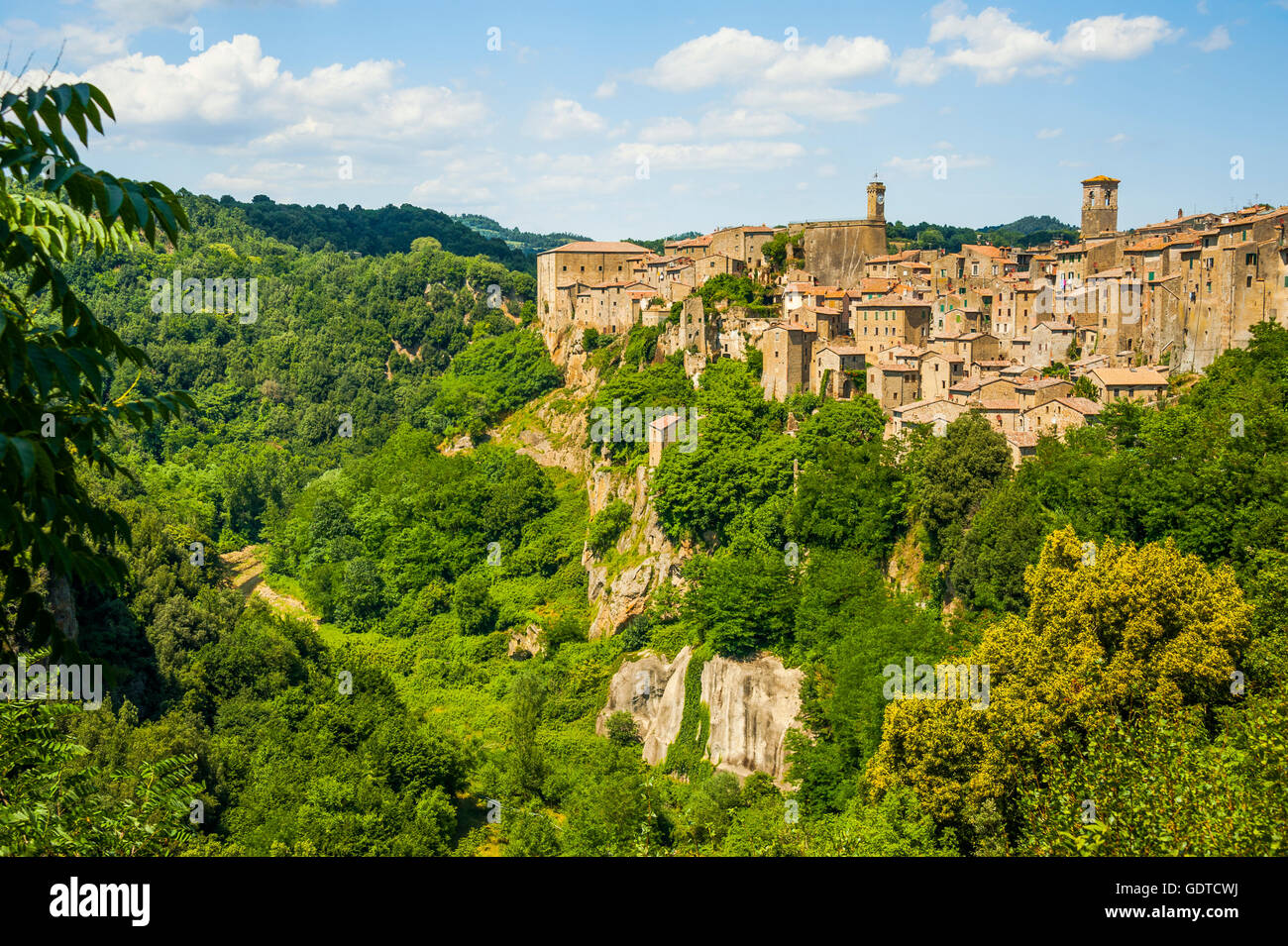 Buildings of tuff stone hi-res stock photography and images - Alamy