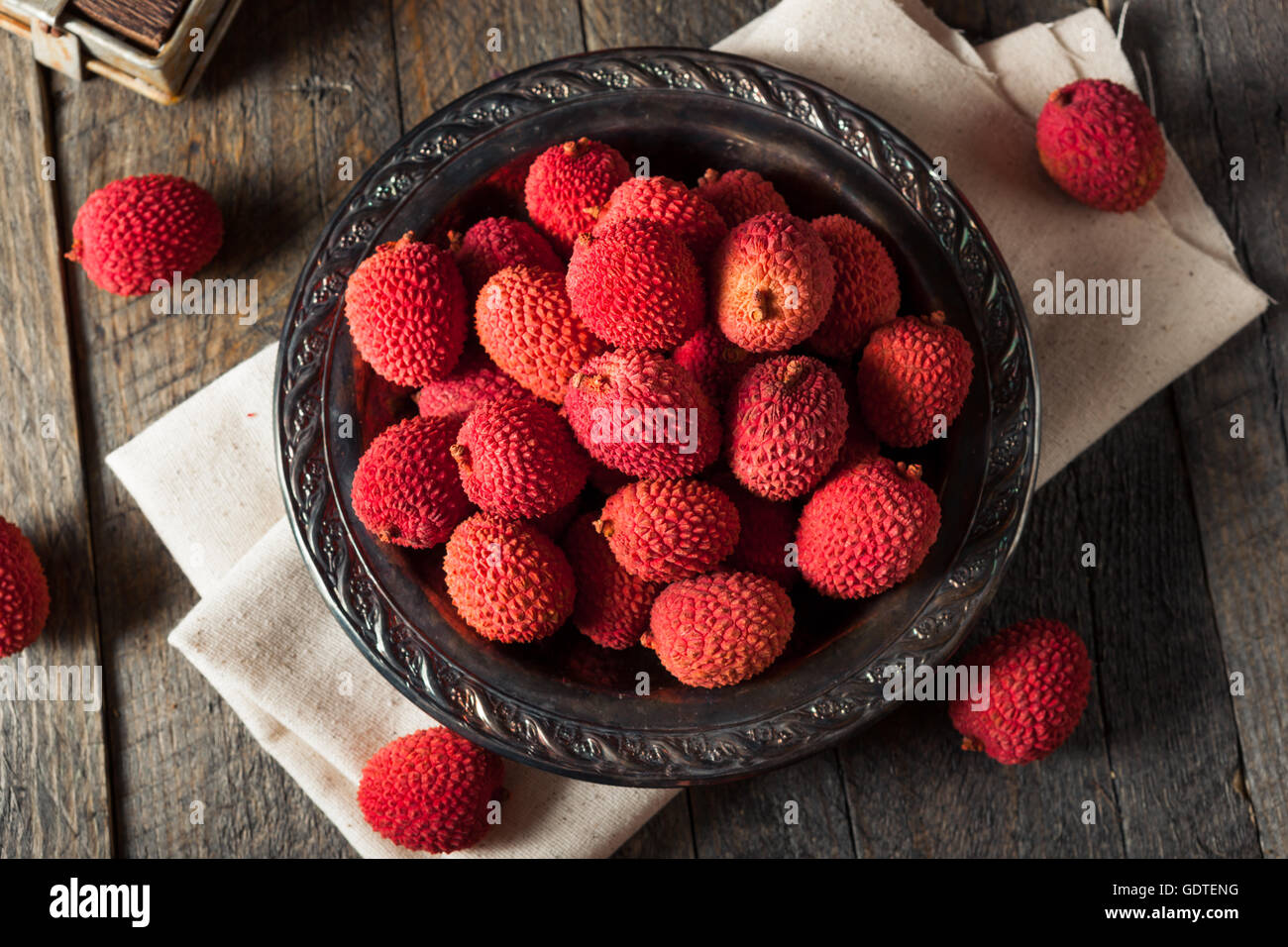 Bunch of ripe lychees fruits hi-res stock photography and images - Alamy