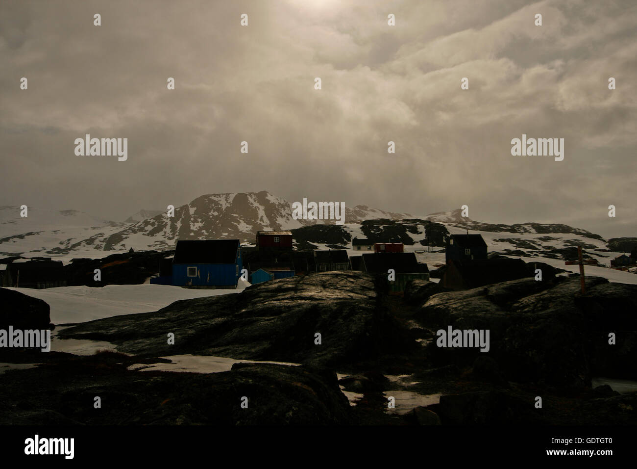 Inuit family house hi-res stock photography and images - Alamy