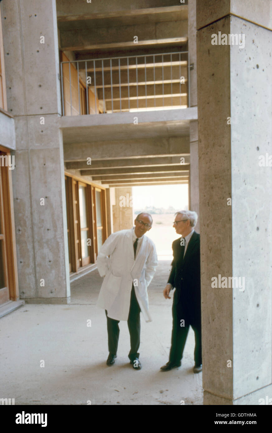 Jonas Salk and architect Louis Kahn at the Salk Institute Stock Photo ...