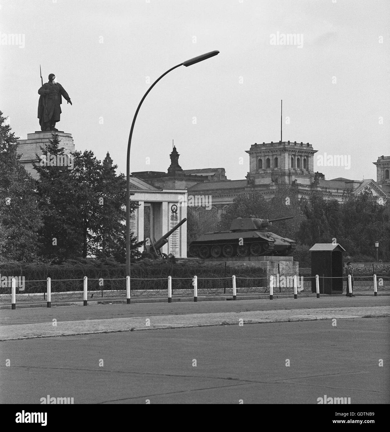 View war memorial in Black and White Stock Photos & Images - Alamy