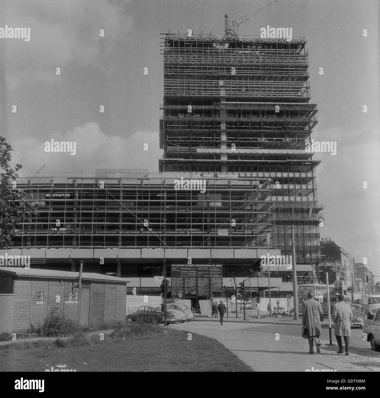 Construction site multi story building Black and White Stock Photos ...