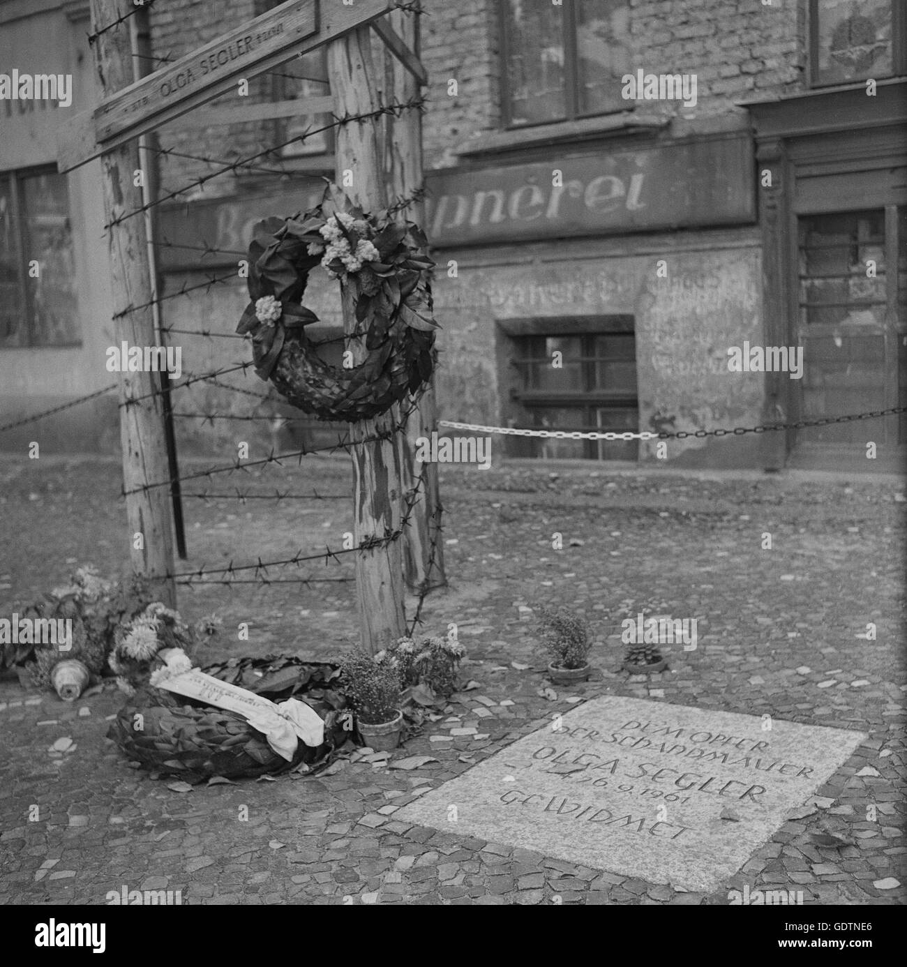 Memorial plaque with inscription Black and White Stock Photos & Images ...