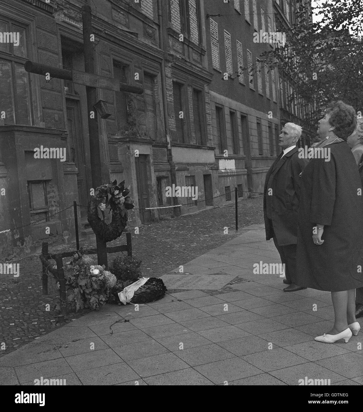 People plaque Black and White Stock Photos & Images - Alamy