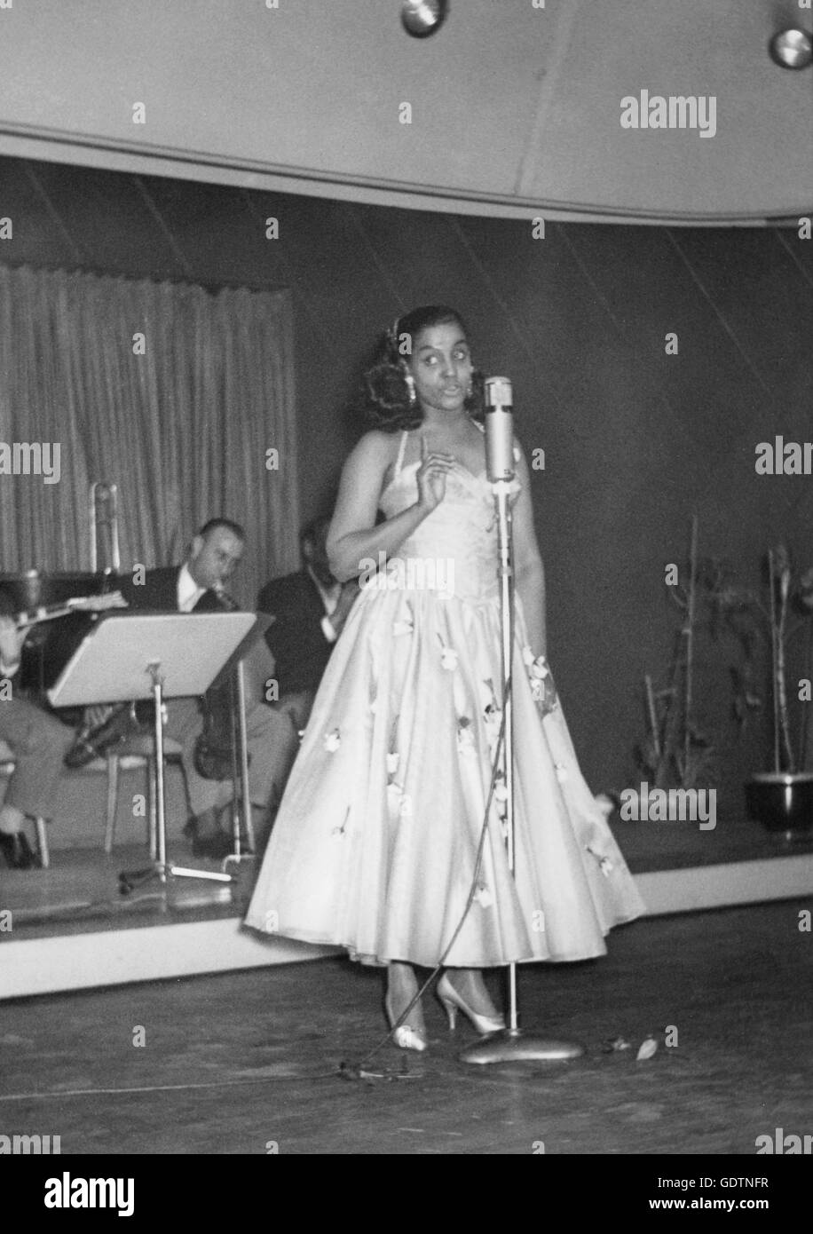 Mona Baptiste at the Koenigsbau in Augsburg, 1957 Stock Photo - Alamy