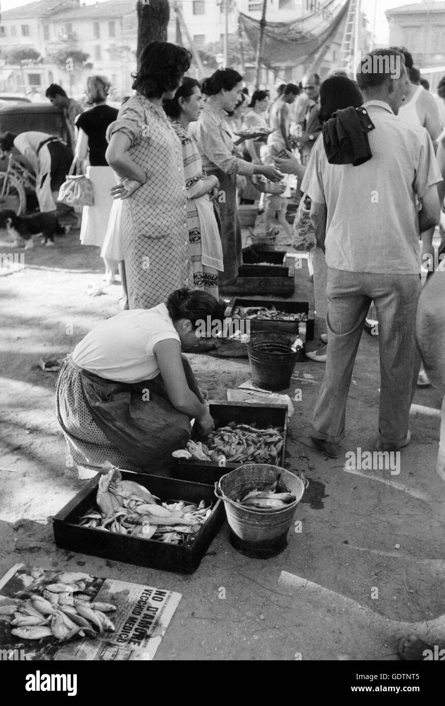 Woman selling food in Black and White Stock Photos & Images - Alamy