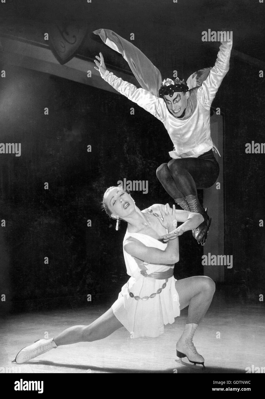 Figure skating pair Black and White Stock Photos & Images - Alamy