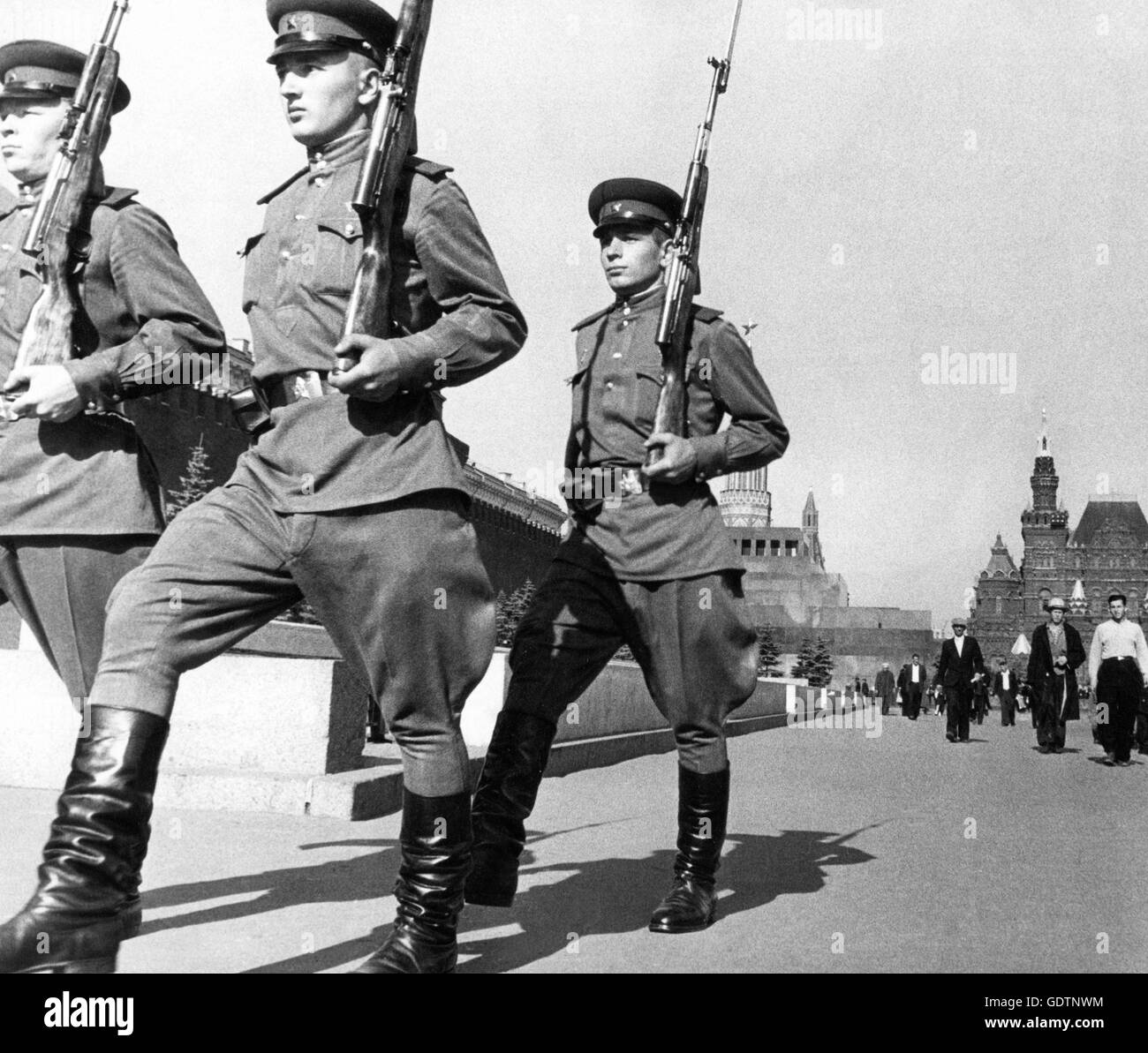 Guards lenin mausoleum hi-res stock photography and images - Alamy