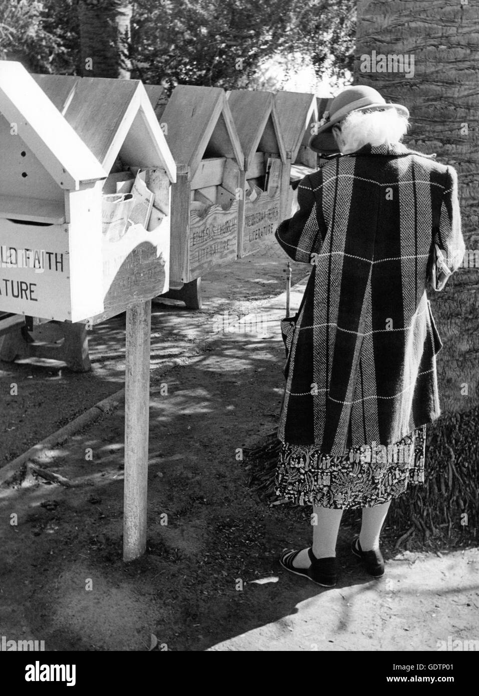 Women stand in front Black and White Stock Photos & Images - Alamy