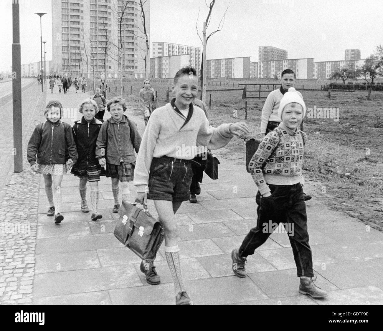School 1950s historical hi-res stock photography and images - Alamy