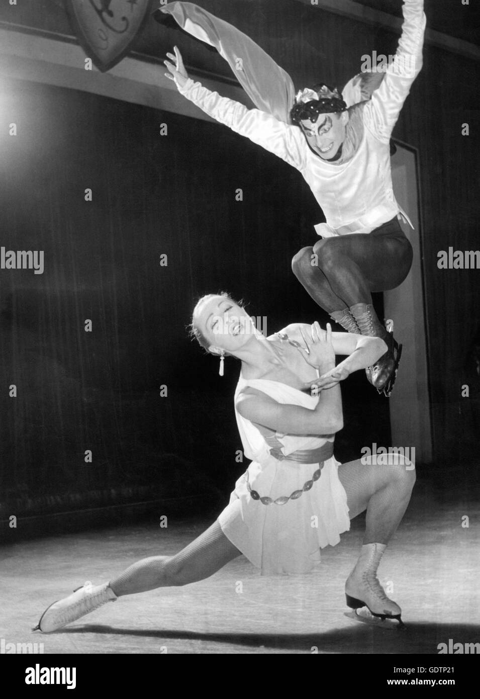 Figure skating pair Black and White Stock Photos & Images - Alamy