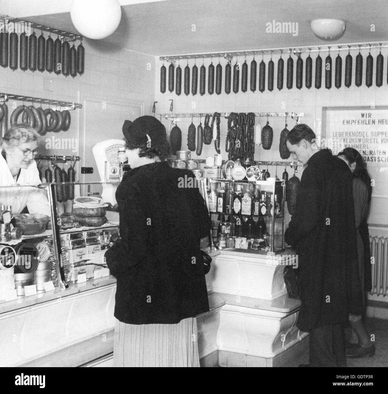 1950s market hi-res stock photography and images - Alamy