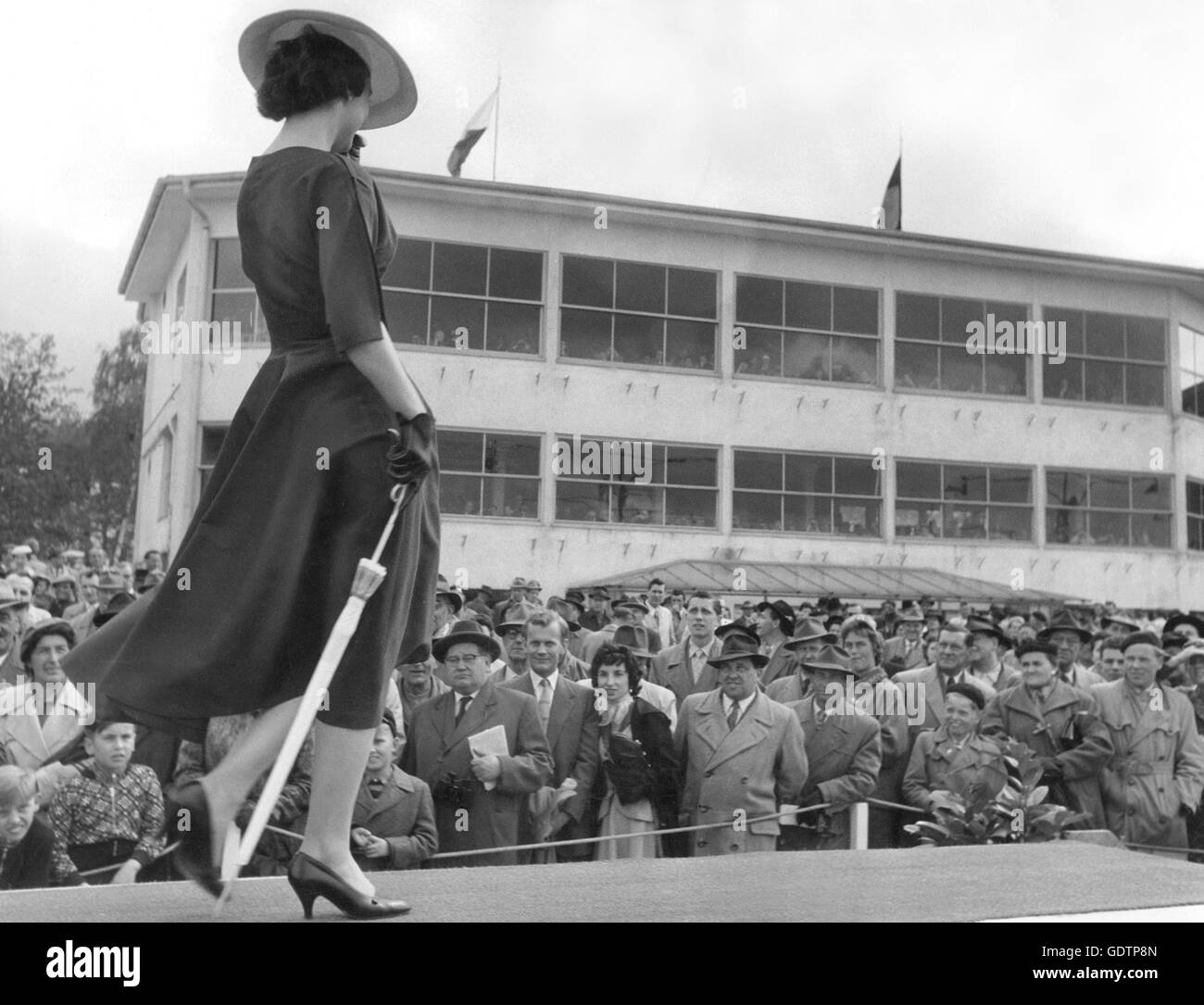 Womens fashion 50s hi-res stock photography and images - Alamy