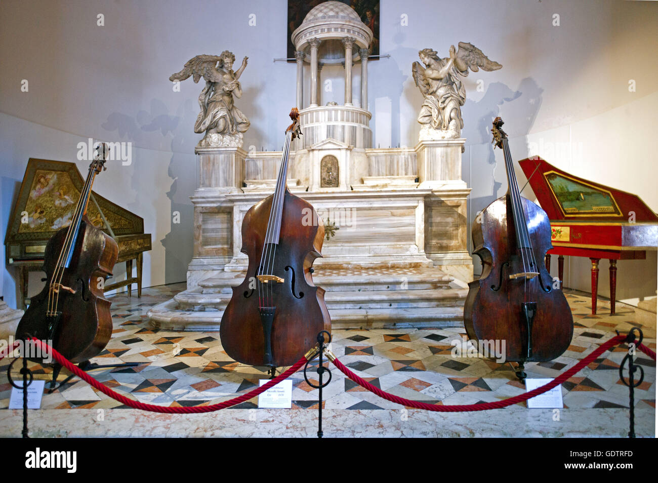 Exhibition of musical instruments in venice hi-res stock photography ...