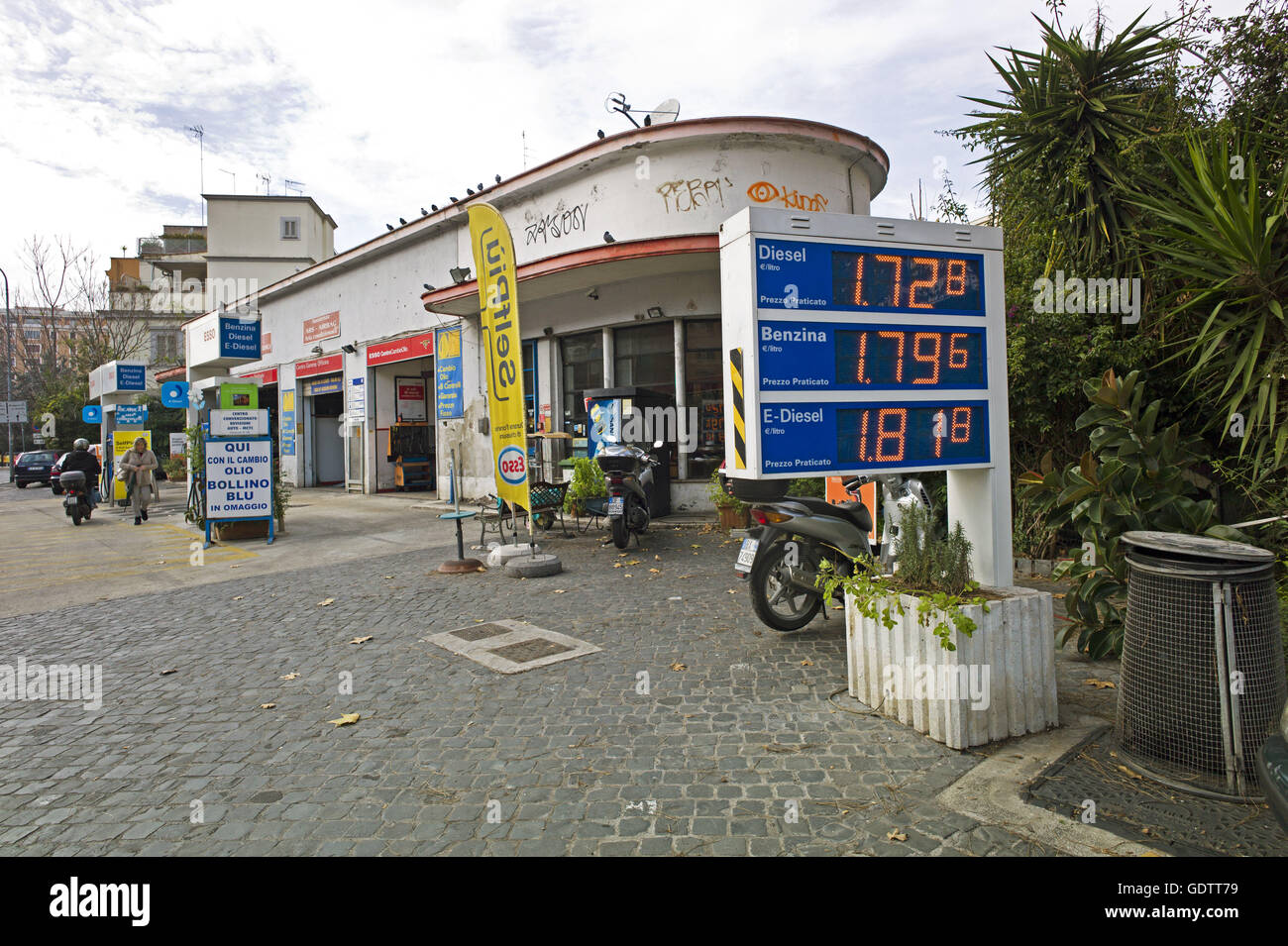 The filling station hi-res stock photography and images - Alamy