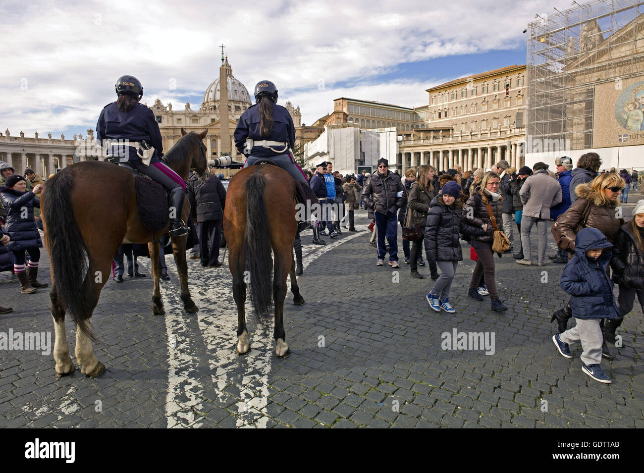 Mounted police officers hi-res stock photography and images - Alamy