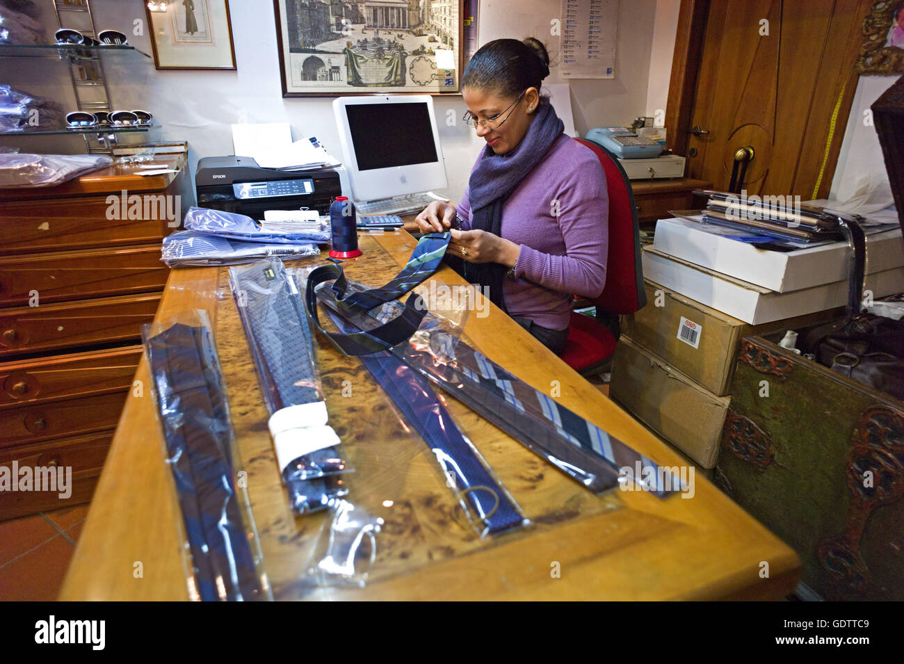 How to tie a tie hi-res stock photography and images - Alamy