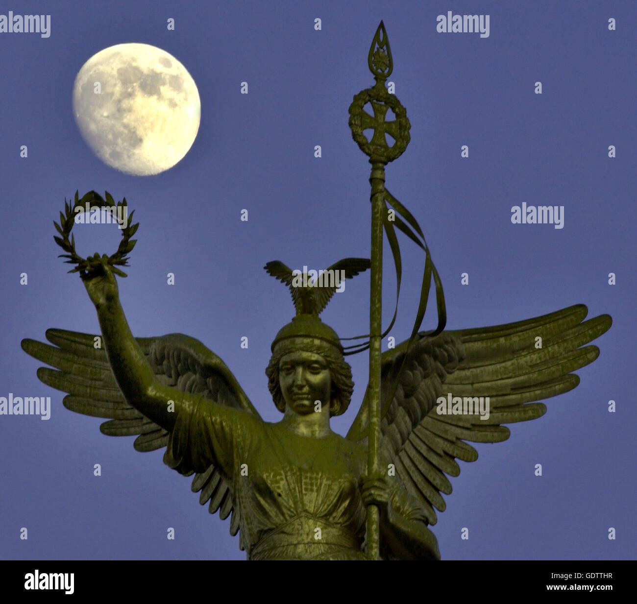 Full moon and Victory Column Stock Photo - Alamy