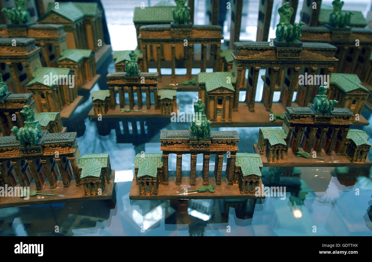 Berlin souvenir gate model hi-res stock photography and images - Alamy