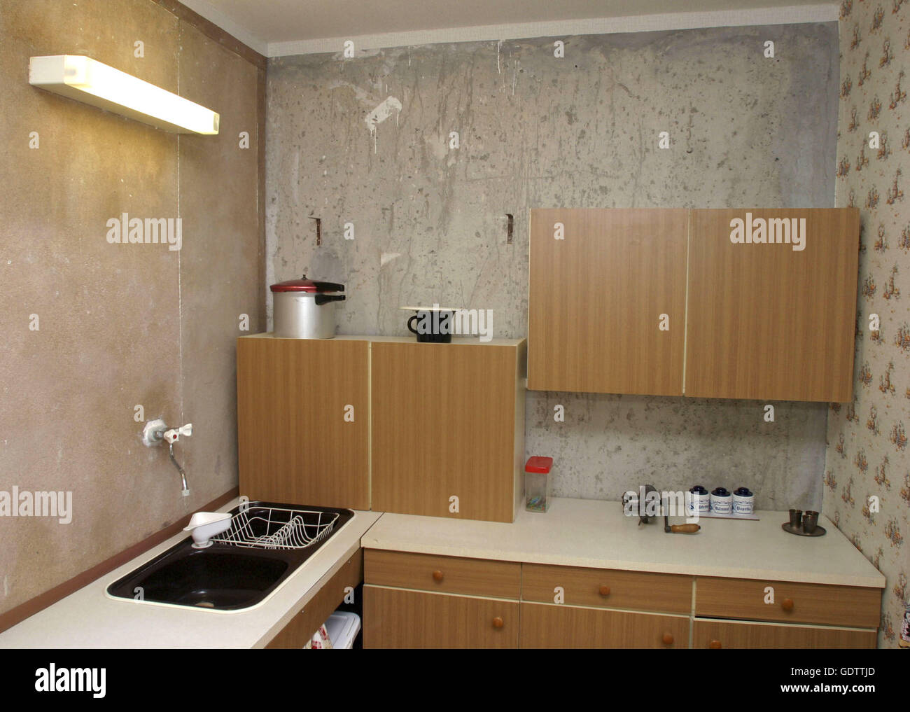 Gdr apartment building hi-res stock photography and images - Alamy