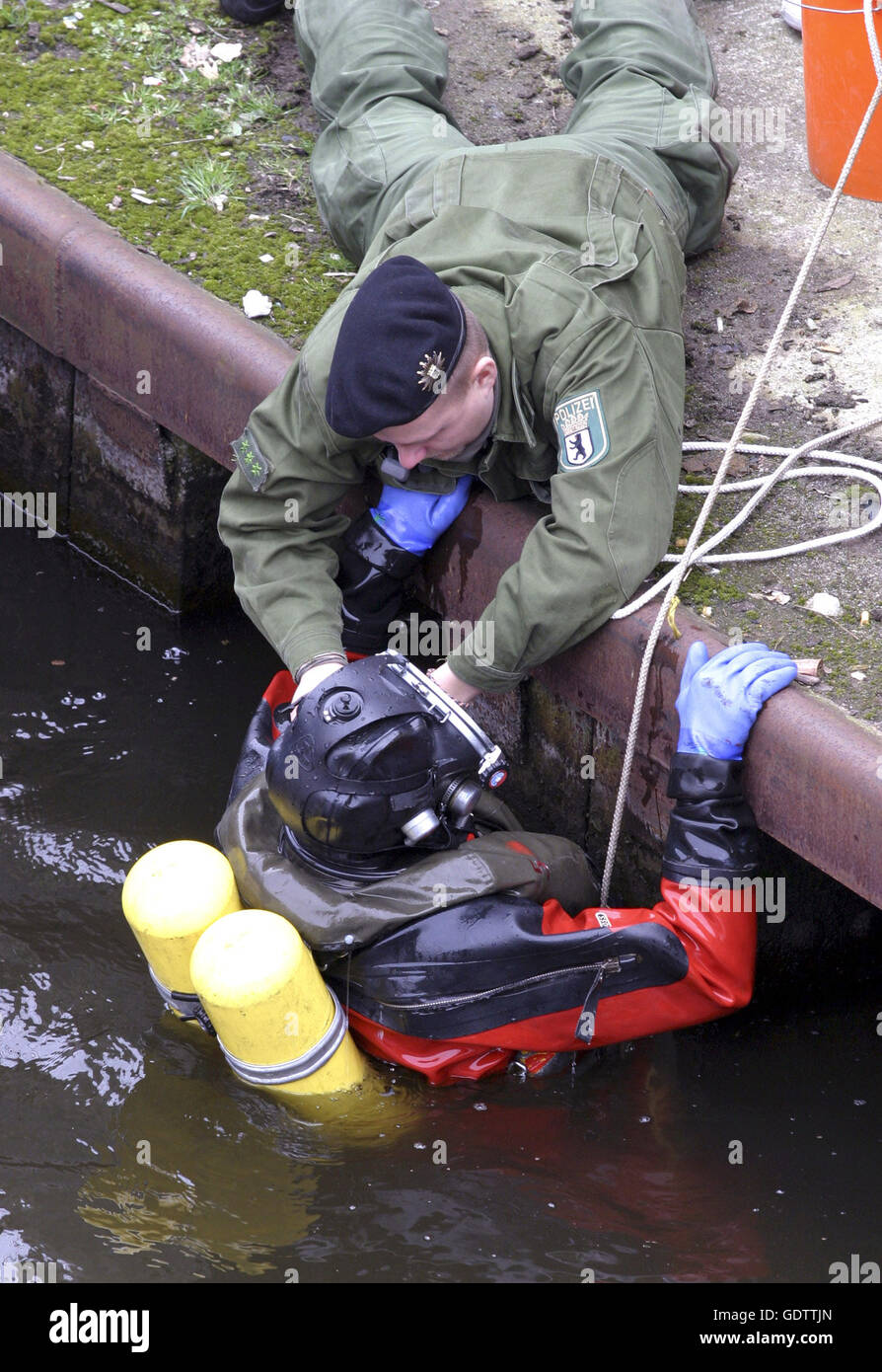 Police diver High Resolution Stock Photography and Images - Alamy