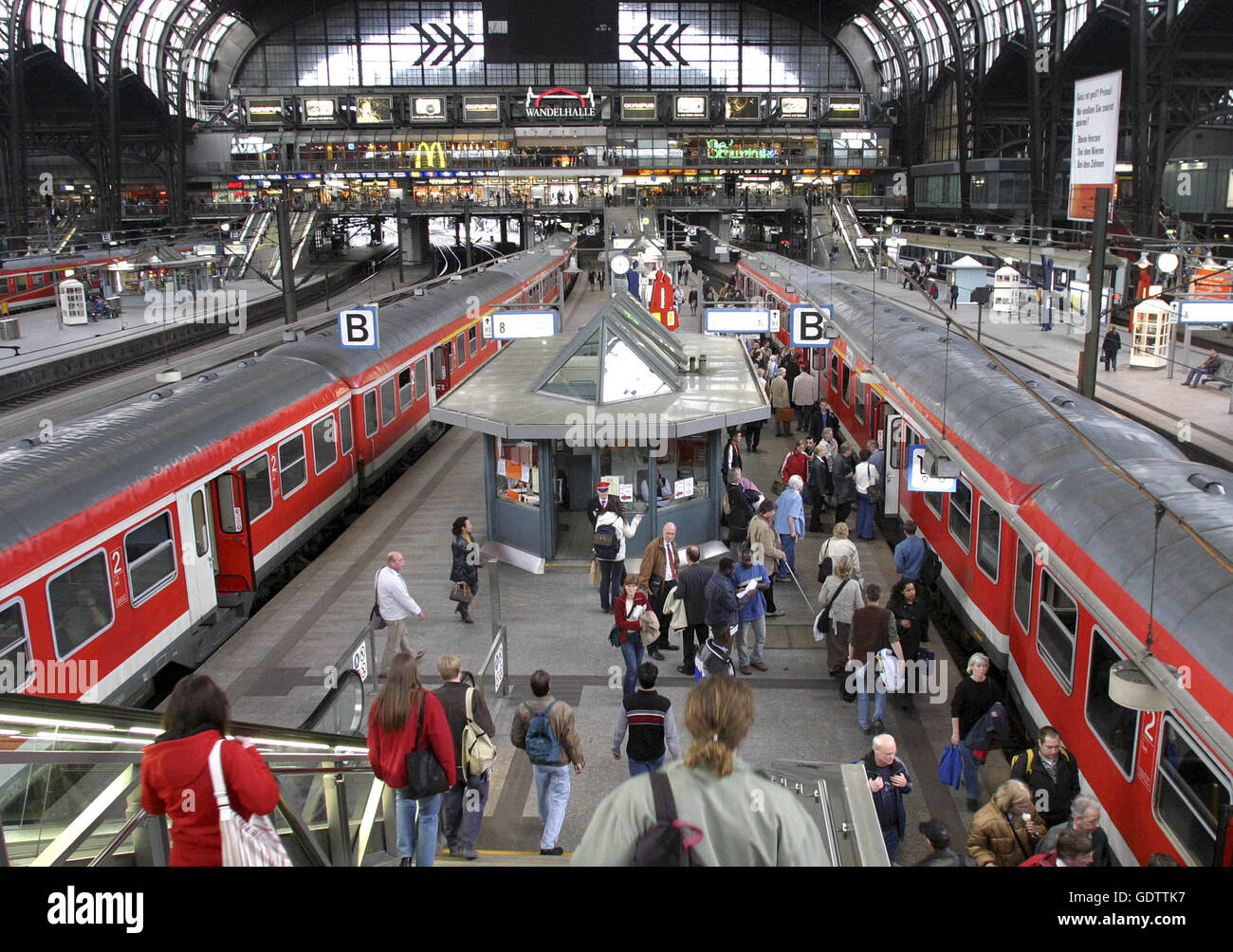 Platform local train hamburg hi-res stock photography and images - Alamy