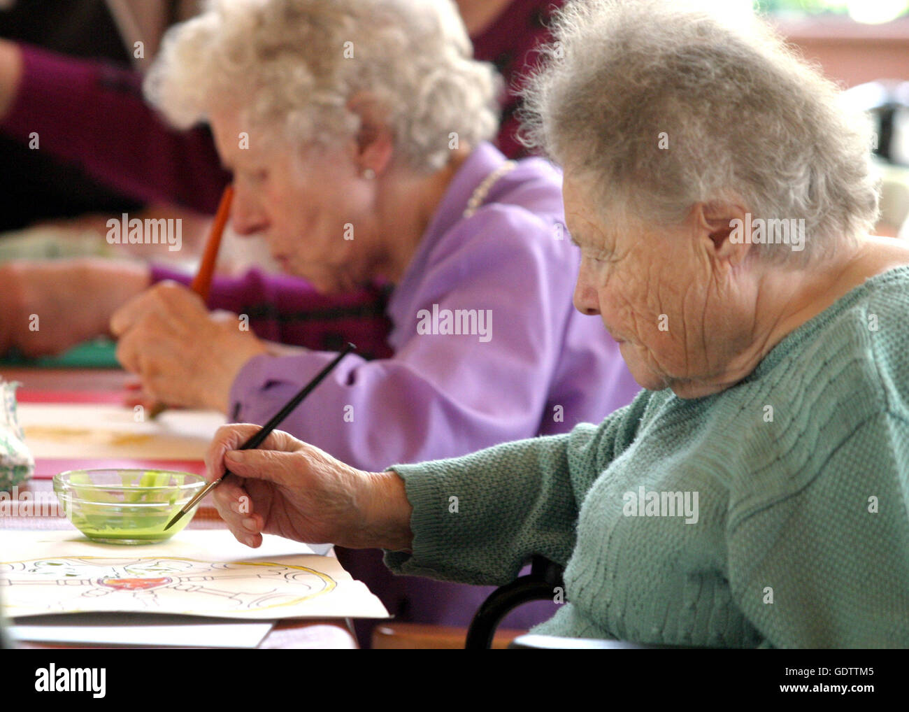 Nursing home art class hi-res stock photography and images - Alamy